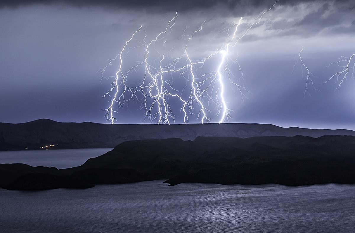 SAD: Pogledajte kako munja unistava stablo! (VIDEO) – RiMeteo